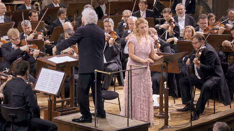 Česká filharmonie – Sir Simon Rattle diriguje Dvořáka a Mahlera ...